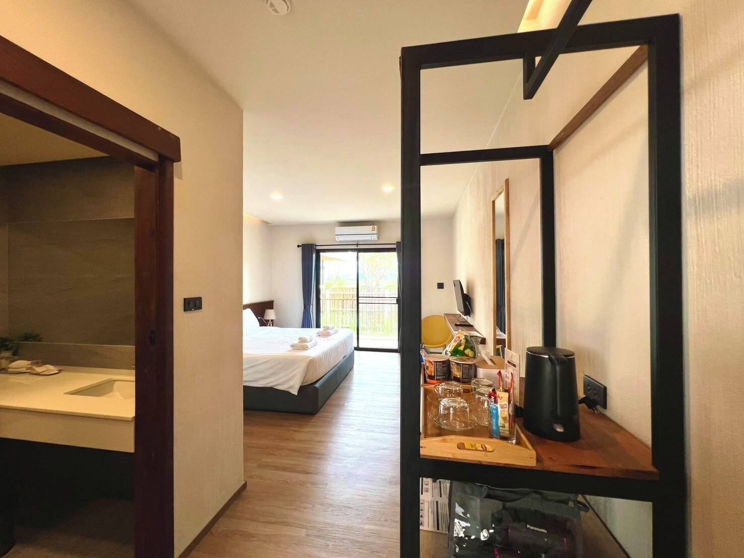 Quarto casal standard, 1 cama King, sacada, vista para o lago | Wi-Fi de cortesia
