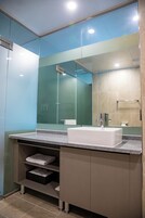 Cofres nos quartos, escrivaninha, cortinas blackout