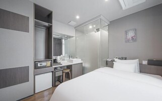 Quarto solteiro superior | Cofres nos quartos, escrivaninha, cortinas blackout