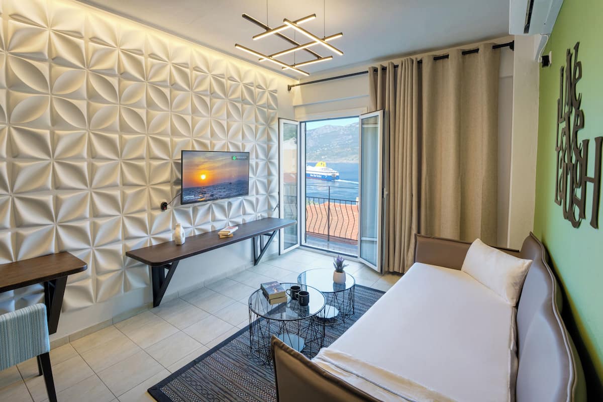 Apartamento de Luxo, 1 cama queen-size e sofá-cama, varanda, vista para o mar | Lençóis de algodão egípcio, roupa de alta qualidade, edredões de penas