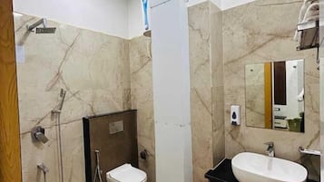 Quarto superior | Banheiro | Chuveiro, toalhas de banho, sabonete, shampoo