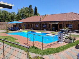 2 piscinas externas, barracas de cortesia, guarda-sóis