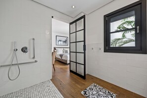 Quarto casal standard, acessível para pessoas com deficiência física | Banheiro | Chuveiro, produtos de toalete grátis, secador de cabelo, chinelos
