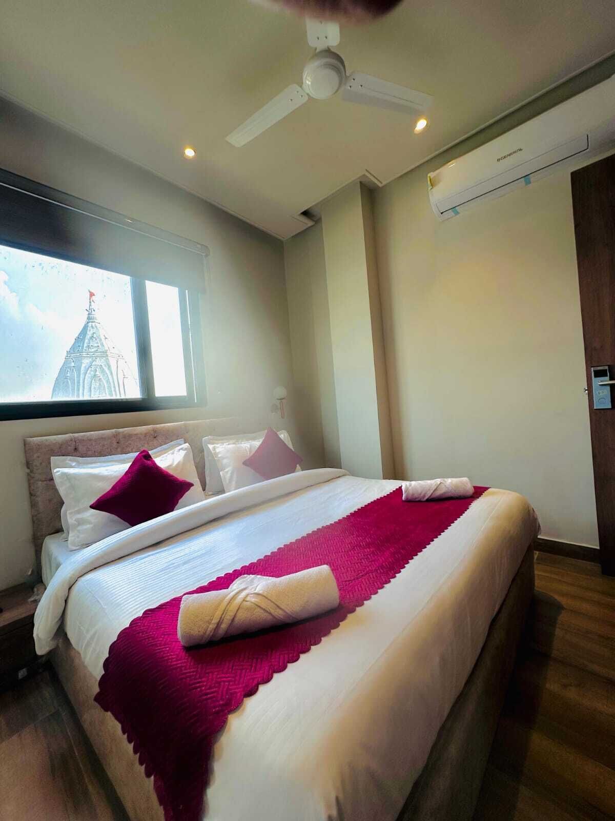 Quarto Duplo Deluxe, Vista para a cidade | Roupa de alta qualidade, minibar, secretária 