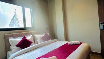 Quarto Duplo Deluxe, Vista para a cidade | Roupa de alta qualidade, minibar, secretária