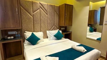 Quarto Duplo Deluxe, Vista para a cidade | Roupa de alta qualidade, minibar, secretária