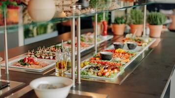 Café da manhã com buffet grátis todos os dias
