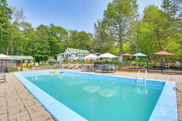 6 Mi To Bethel Woods: Cabin W/ Pool Access - State of New York