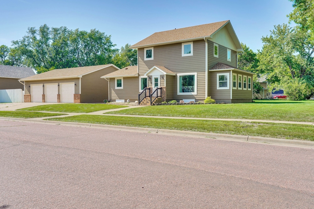 15 Mi To Downtown Sioux Falls: Gem W/ Yard! - Hartford, SD