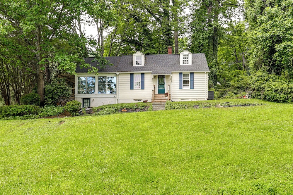 Near Shops & Parks: Dog-friendly Maryland Gem - Baltimore, MD