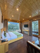 Quarto Duplo de Luxo, varanda, vista para a colina | Roupa de alta qualidade, edredões de penas, secretária