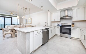 Apartamento em Condomínio Fechado, 3 quartos | Cozinha privada | Um frigorífico, um forno, uma cafeteira/bule 