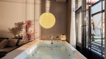 Quarto Triplo Familiar | Casa de banho | Um secador de cabelo, chinelos, toalhas fornecidas, sabão