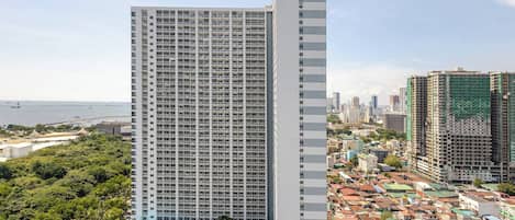 Apartamento em Condomínio Fechado, 1 quarto, varanda, Vista para a cidade | Exterior
