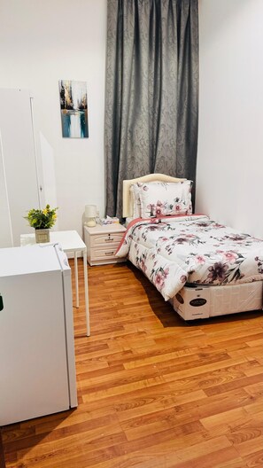 Quarto solteiro standard | Escrivaninha, espaço de trabalho para notebook, quartos à prova de som