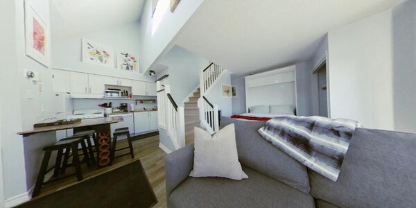 Artistic Hillside Loft - Ontario