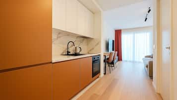 Suite Júnior, lanai (alpendre havaiano), Vista para a cidade | Cozinha privada | Um frigorífico, um forno, uma placa de cozinha