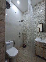 Quarto casal clássico, vista para a cidade | Escrivaninha, espaço de trabalho para notebook, Wi-Fi de cortesia