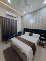 Quarto casal clássico, vista para a cidade | Escrivaninha, espaço de trabalho para notebook, Wi-Fi de cortesia