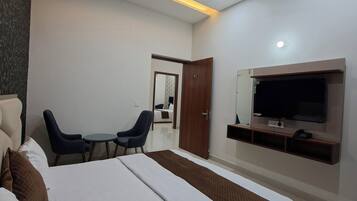 Quarto casal clássico, vista para a cidade | Escrivaninha, espaço de trabalho para notebook, Wi-Fi de cortesia