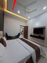 Quarto Clássico com Cama de Casal, Vista para a cidade | Secretária, secretária adequada para computadores portáteis 