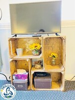 Apartamento Standard, 2 quartos, varanda, vista para o jardim | Sala de estar | Televisor de ecrã plano de 40 polegadas com canais por cabo, lareira 