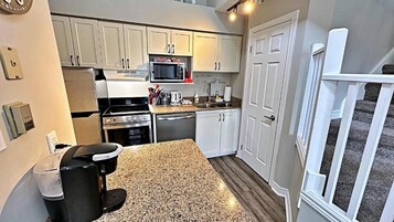 Apartamento Standard, 2 quartos, varanda, vista para a montanha | Cozinha privada | Um frigorífico, um micro-ondas, um forno, uma placa de cozinha 