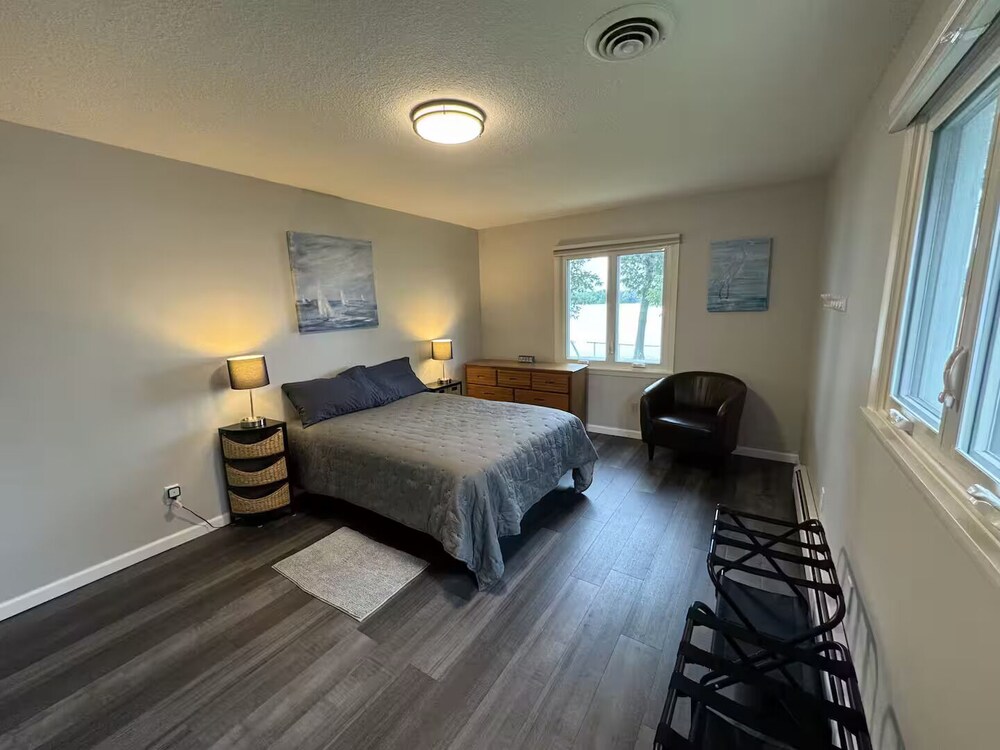 4-bedroom Lake cabin on Roberds Lake with WiFi, AC. Close to Faribault ...