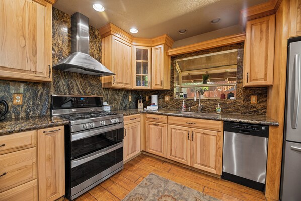 Uma chaleira elétrica, uma torradeira 