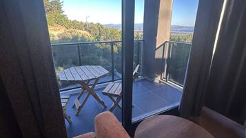 Quarto Duplo Familiar, 1 quarto, varanda, vista para o mar | Roupa de alta qualidade, minibar, cofre no quarto, secretária