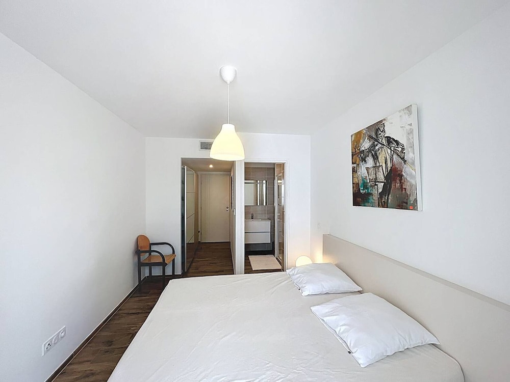 88m2 Apartment with Terrace and AC, Shared Pool in Saint-Cyr-sur-Mer ...