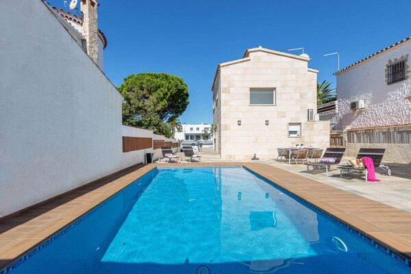 Villa In Empuriabrava With Private Pool & Mooring - Empuriabrava