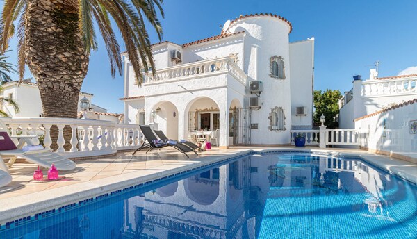 Villa In Empuriabrava With Private Pool & Mooring - Empuriabrava