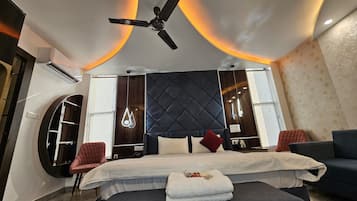 Quarto casal premium | Cofres nos quartos, escrivaninha, espaço de trabalho para notebook