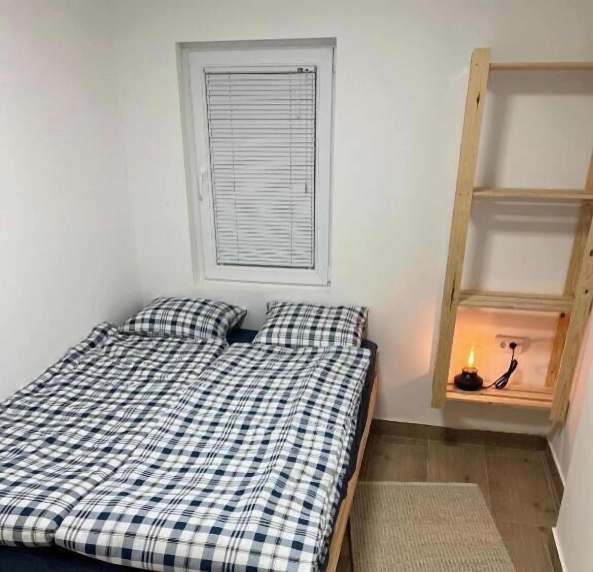 Quarto solteiro econômico, 1 cama de solteiro grande | Berços grátis, Wi-Fi de cortesia, roupa de cama