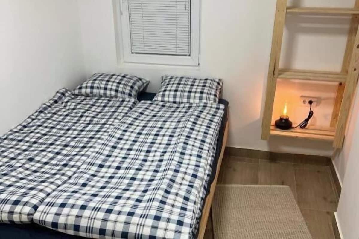 Quarto solteiro econômico, 1 cama de solteiro grande | Berços grátis, Wi-Fi de cortesia, roupa de cama
