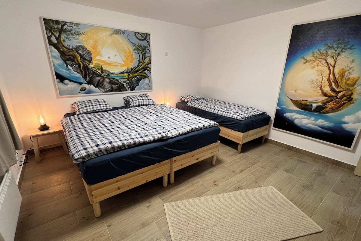 Quarto triplo econômico, várias camas | Berços grátis, Wi-Fi de cortesia, roupa de cama