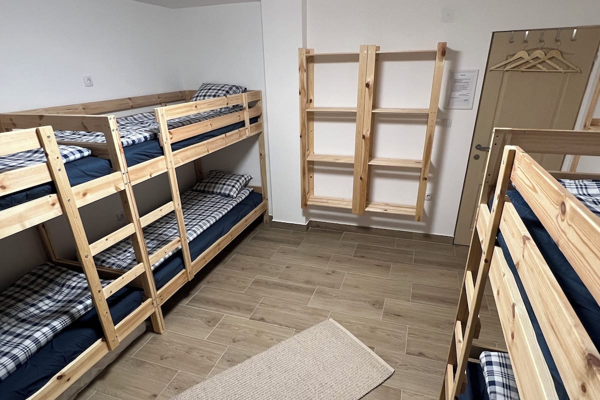 Quarto econômico, várias camas | Berços grátis, Wi-Fi de cortesia, roupa de cama