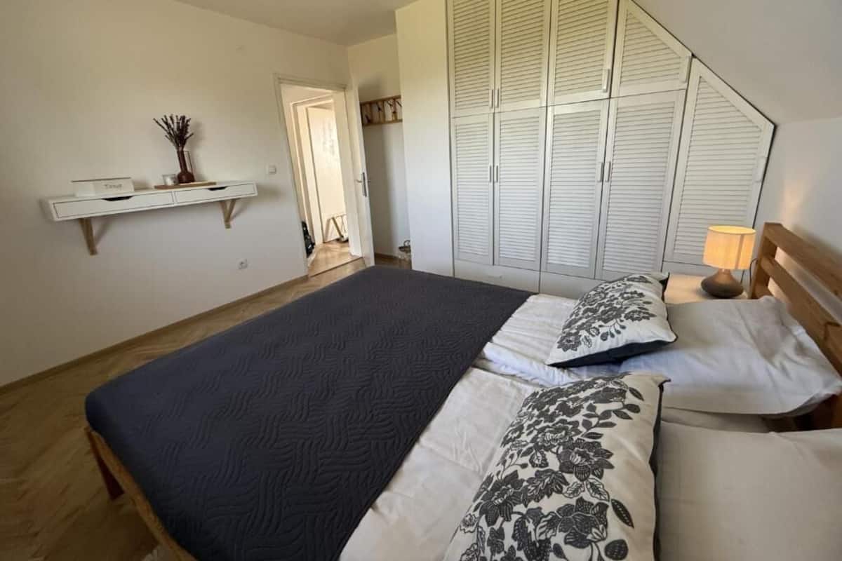 Quarto casal standard, 1 cama Queen | Berços grátis, Wi-Fi de cortesia, roupa de cama