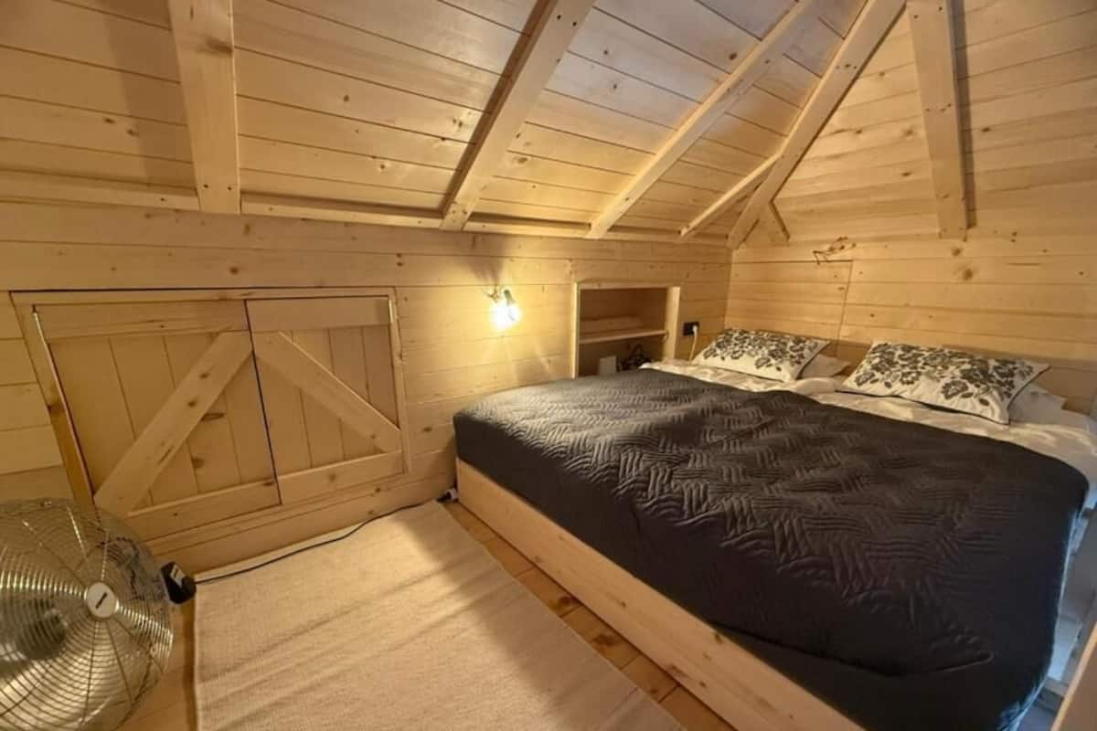 Quarto casal galeria, 1 cama Queen | Berços grátis, Wi-Fi de cortesia, roupa de cama