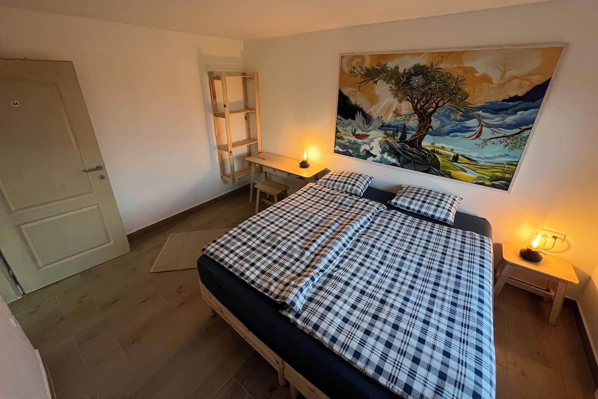 Quarto casal econômico, 1 cama Queen | Berços grátis, Wi-Fi de cortesia, roupa de cama