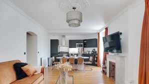Uma sala de estar moderna com um sofá, uma mesa de centro de vidro e uma lareira.