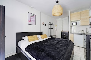 Casa | 1 quarto, secretária adequada para computadores portáteis