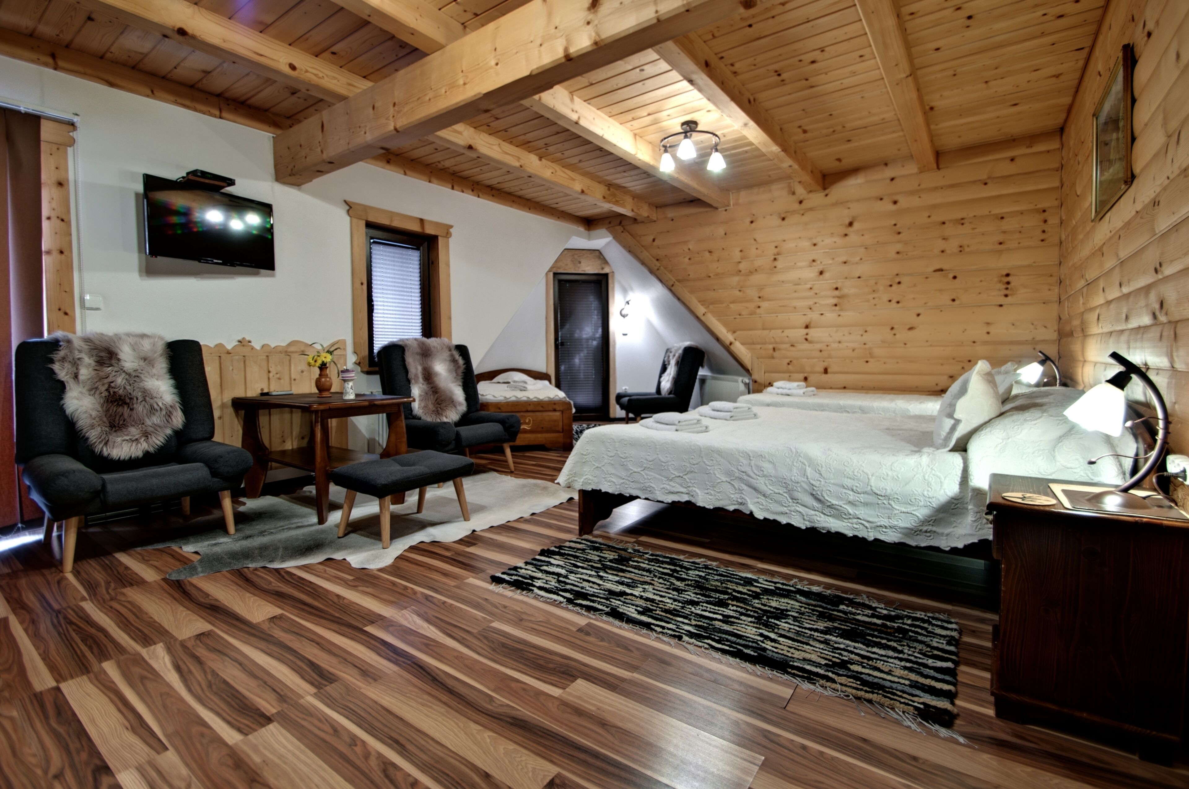 Family Room with Two Balconies | Cortinas blackout, ferros/tábuas de passar roupa, Wi-Fi de cortesia