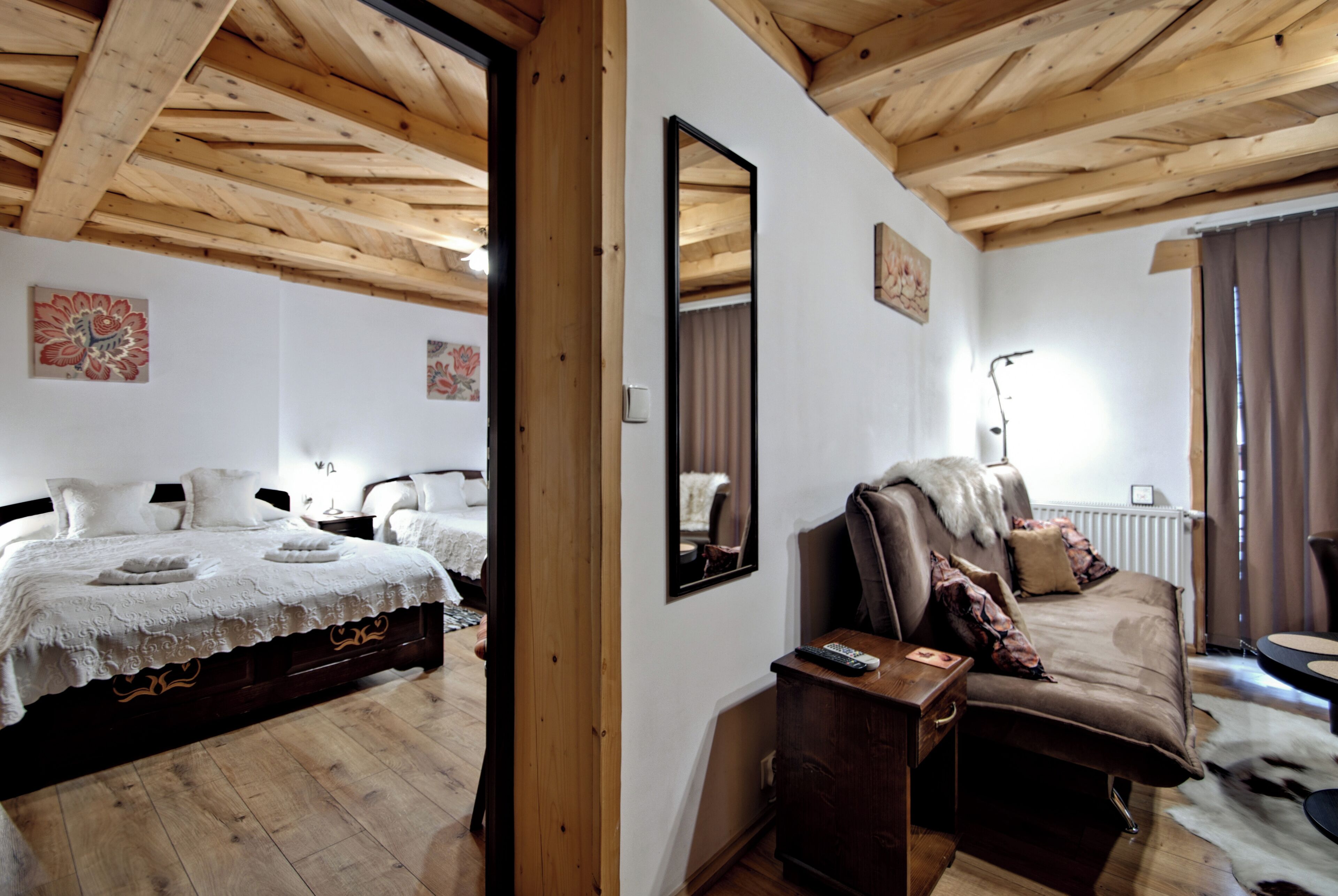 Family Suite with Balcony | Cortinas blackout, ferros/tábuas de passar roupa, Wi-Fi de cortesia