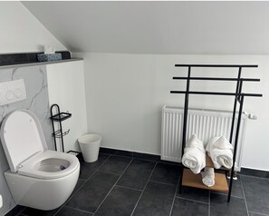 Apartamento superior | Banheiro | Secador de cabelo, piso aquecido, toalhas de banho, sabonete