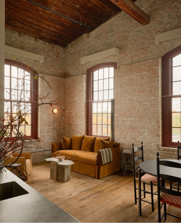 Cofres nos quartos, cortinas blackout, ferros/tábuas de passar roupa