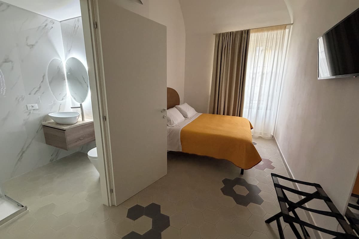 Quarto Básico | Quartos insonorizados, Wi-fi grátis, roupa de cama fornecida