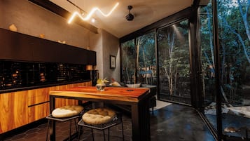 Bungalow, 1 quarto, vista para o jardim | Cozinha privada | Um frigorífico, uma placa de cozinha, grelhador, utensílios de cozinha