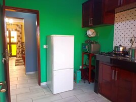 Minifrigorífico, um micro-ondas, um forno, uma placa de cozinha 